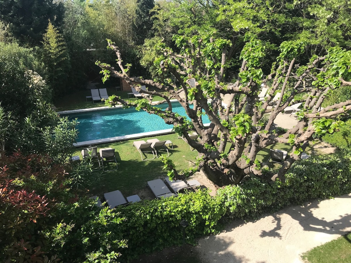 Château de MAZAN, berceau de famille du Marquis de Sade - InfoTravel.fr