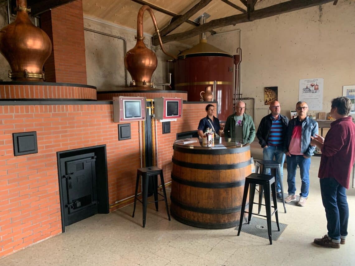 Découvrir la distillation du cognac chez Henri Machenaud, jeune ...